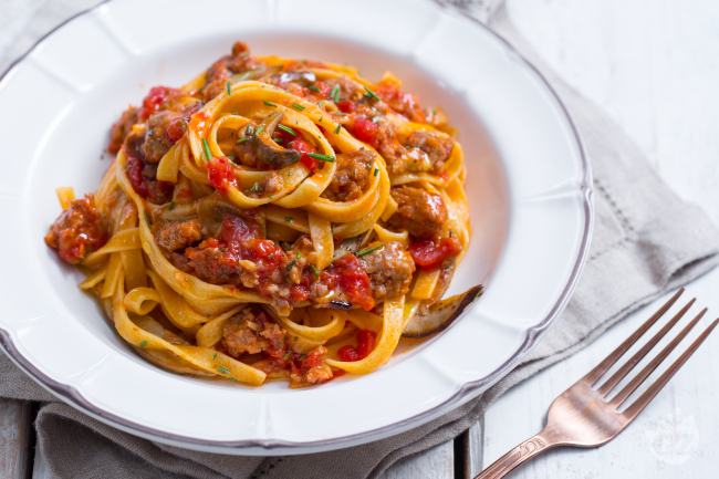 Pasta mit Steinpilzen und Wurst - Italienische Rezepte von GialloZafferano