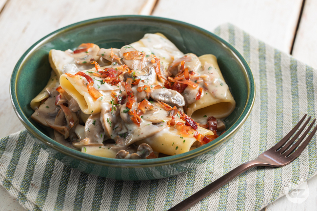 Pasta mit Pilzen und Speck - Italienische Rezepte von GialloZafferano