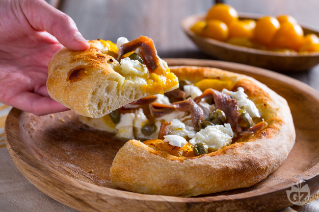 Pizza mit gelben Kirschtomaten, Sardellen und Kapern - Italienische ...
