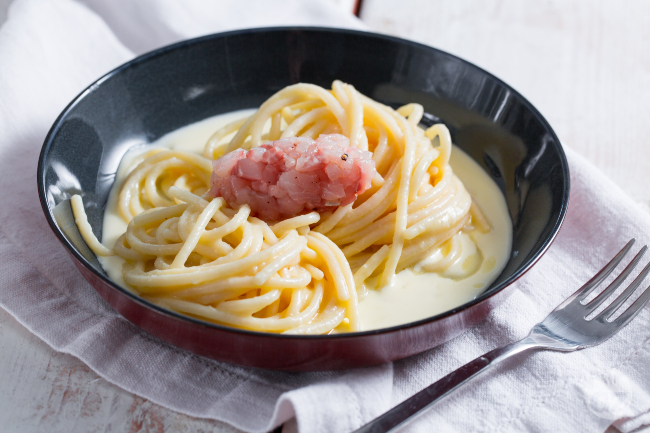 Spaghetti mit Monte Veronese Sauce und Wolfsbarsch-Tatar - Italienische ...