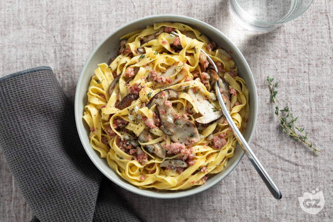 Tagliatelle mit Pilzen und Wurst - Italienische Rezepte von GialloZafferano